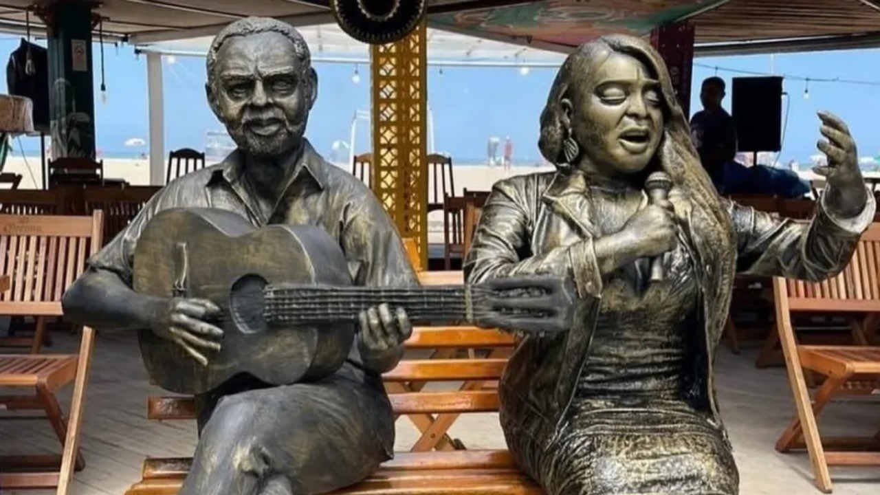 Estátua de Preta Gil é inaugurada em Copacabana ao lado de Gil