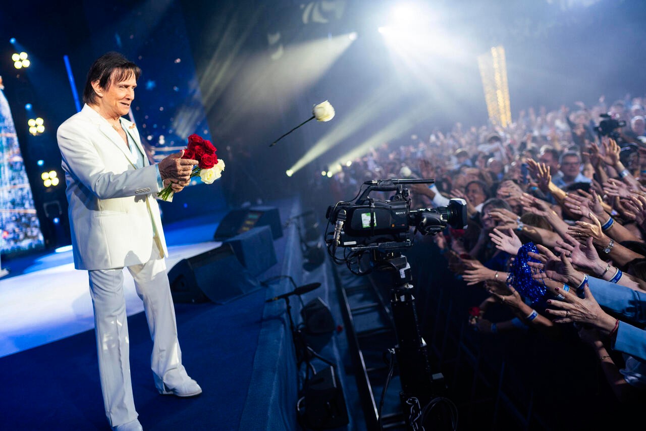 Roberto Carlos dá bronca em fotógrafos durante show