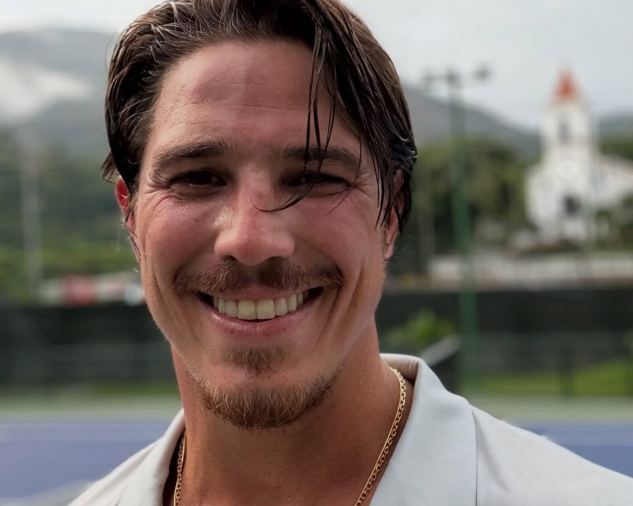 Rômulo Arantes Neto exibe novo visual e choca com tatuagem na virilha ...