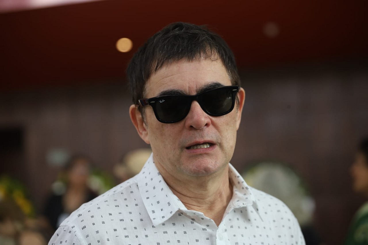 Samuel Rosa homenageia Lô Borges em despedida emocionante