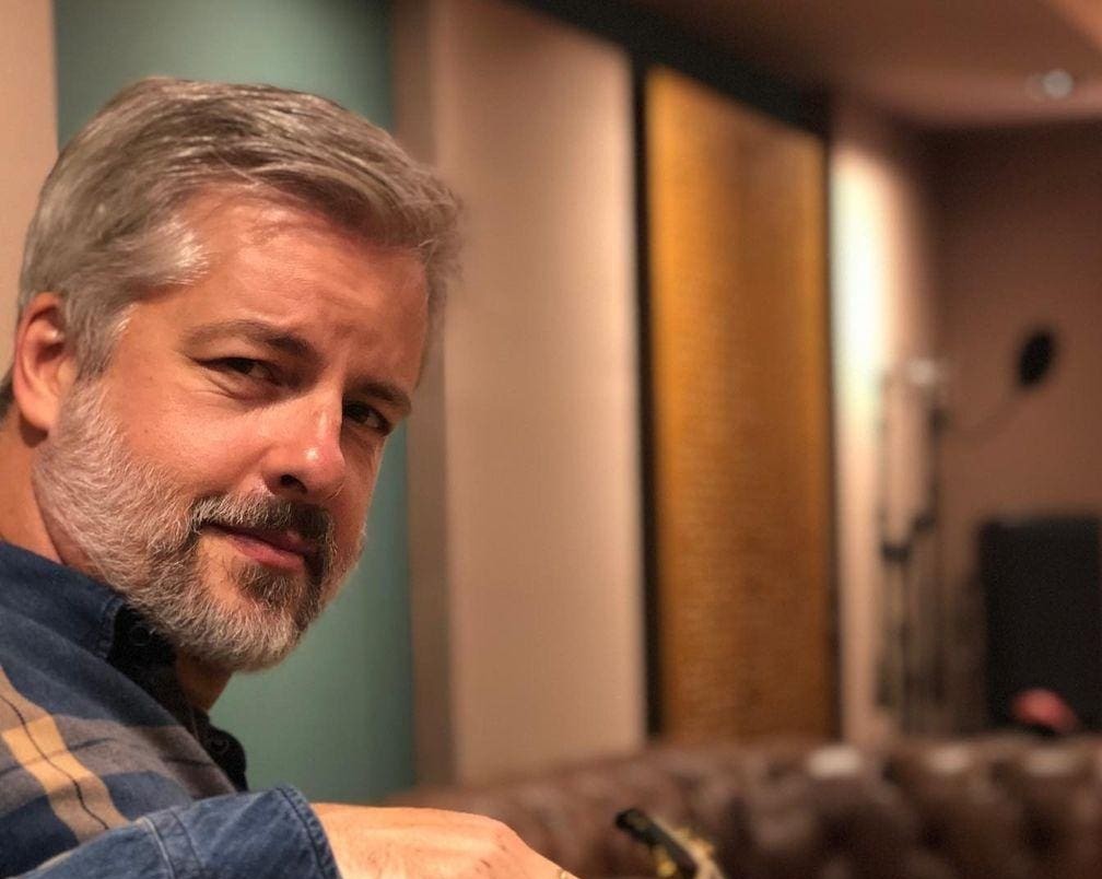 STJ reverte condenação de Victor Chaves por agressão