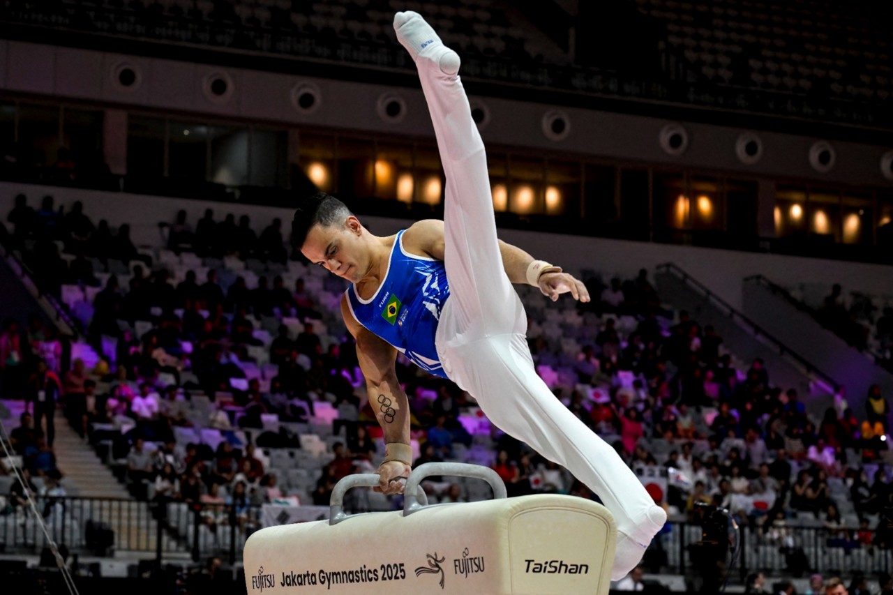 Caio Souza fecha Mundial de ginástica no top 10 individual geral