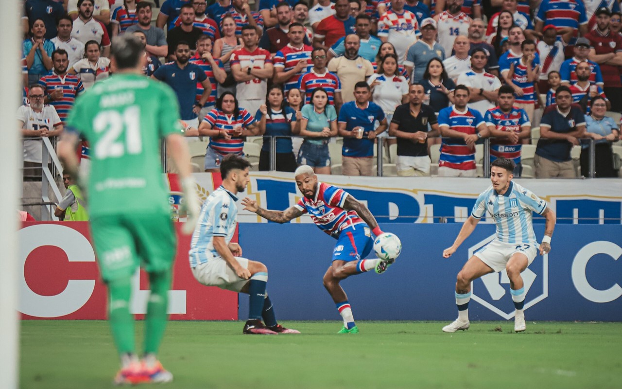 Fortaleza leva 2º maior número de finalizações em um jogo internacional ...