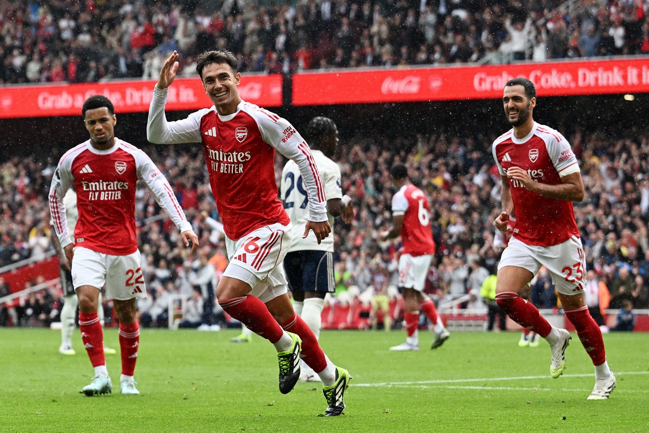 Arsenal vence Nottingham Forest e sobe na Premier League
