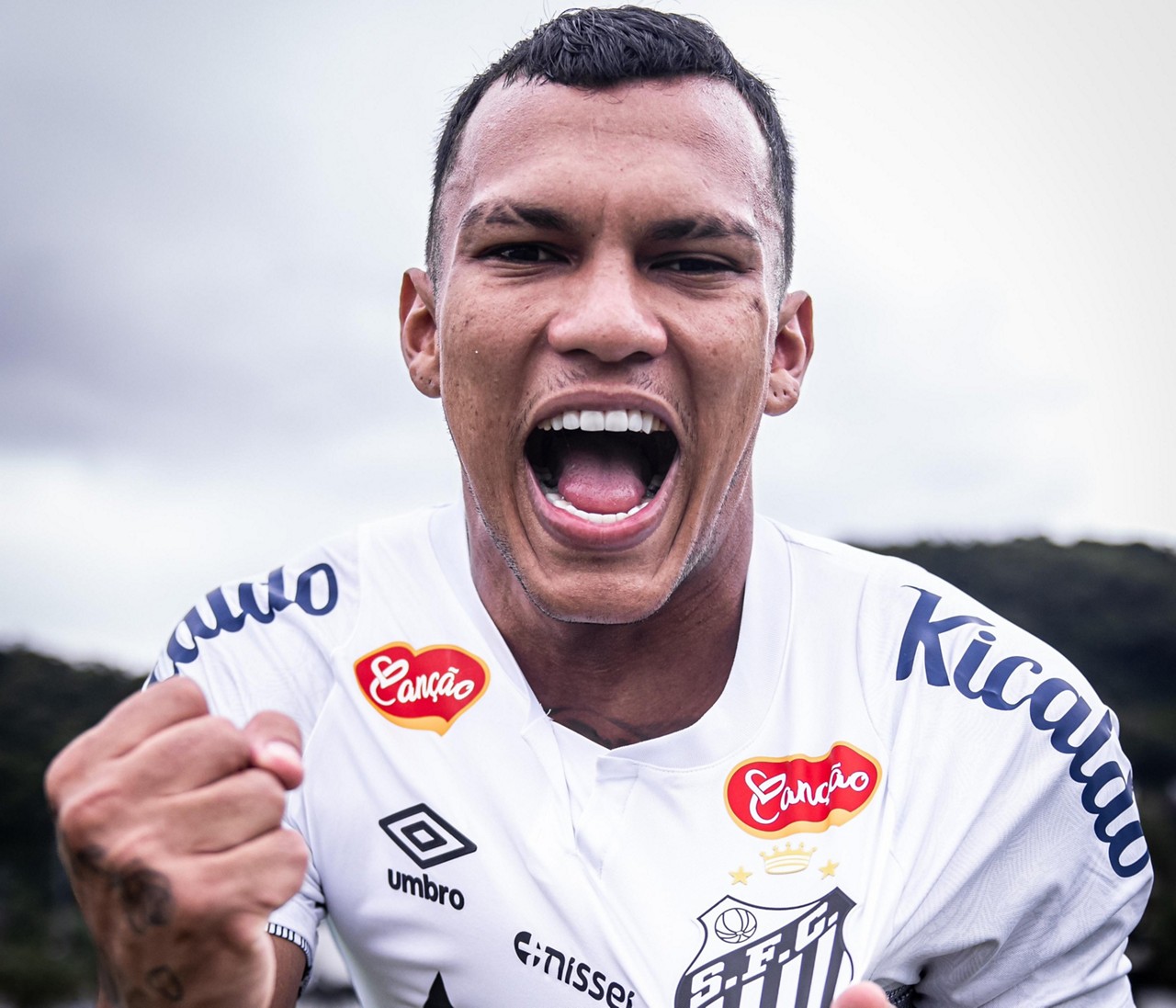 Ex-Cruzeiro, Gabriel Veron é anunciado pelo Santos