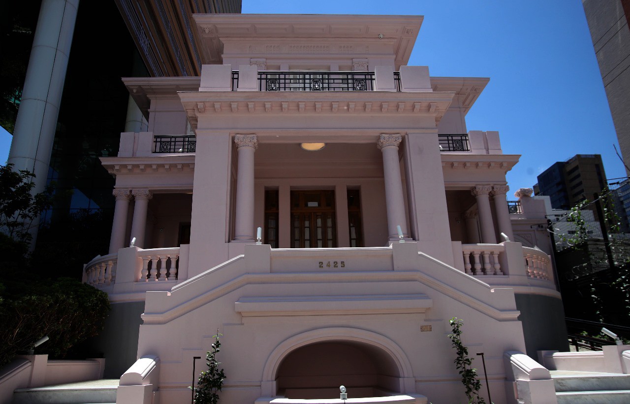 Conheça a Casa Rosada, no Lourdes, que abre portas ao público