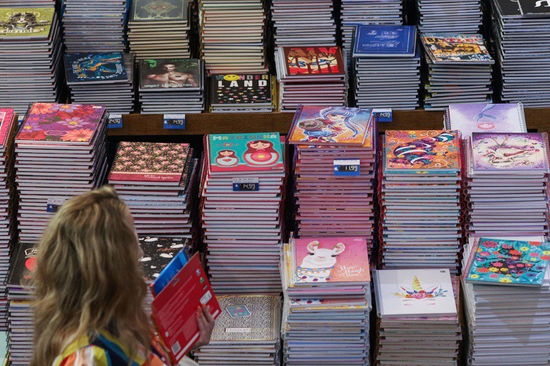 Diferença de preço do material escolar é de até 235% em BH