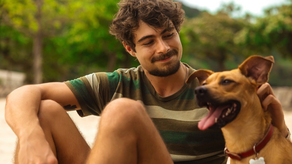 Caramelo: Rafael Vitti adota cachorro de três patas do filme