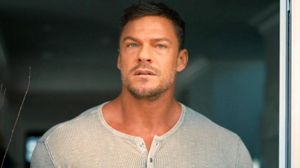 Um Dia Fora de Controle tem uma das piores notas da carreira de Alan Ritchson