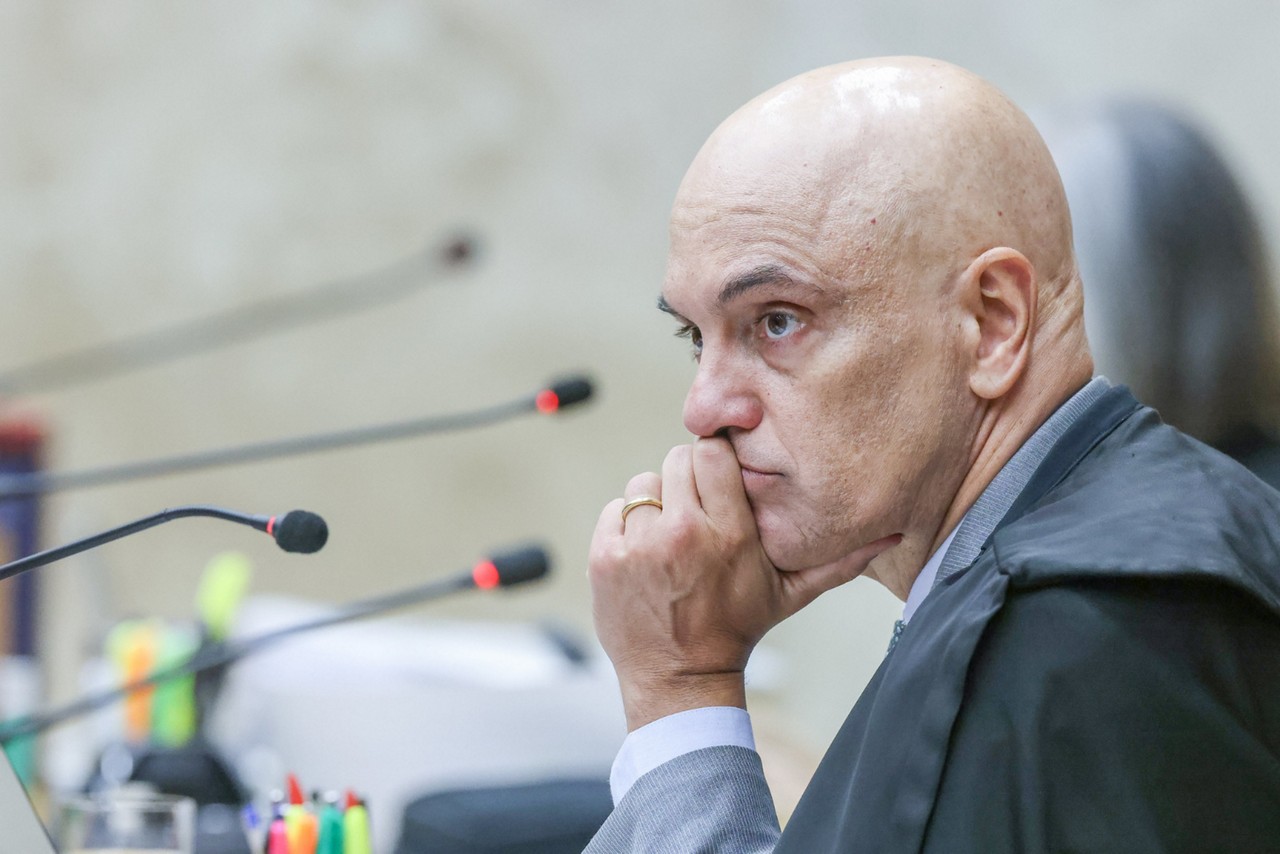 Moraes manda PF investigar Flávio Bolsonaro por suposta calúnia