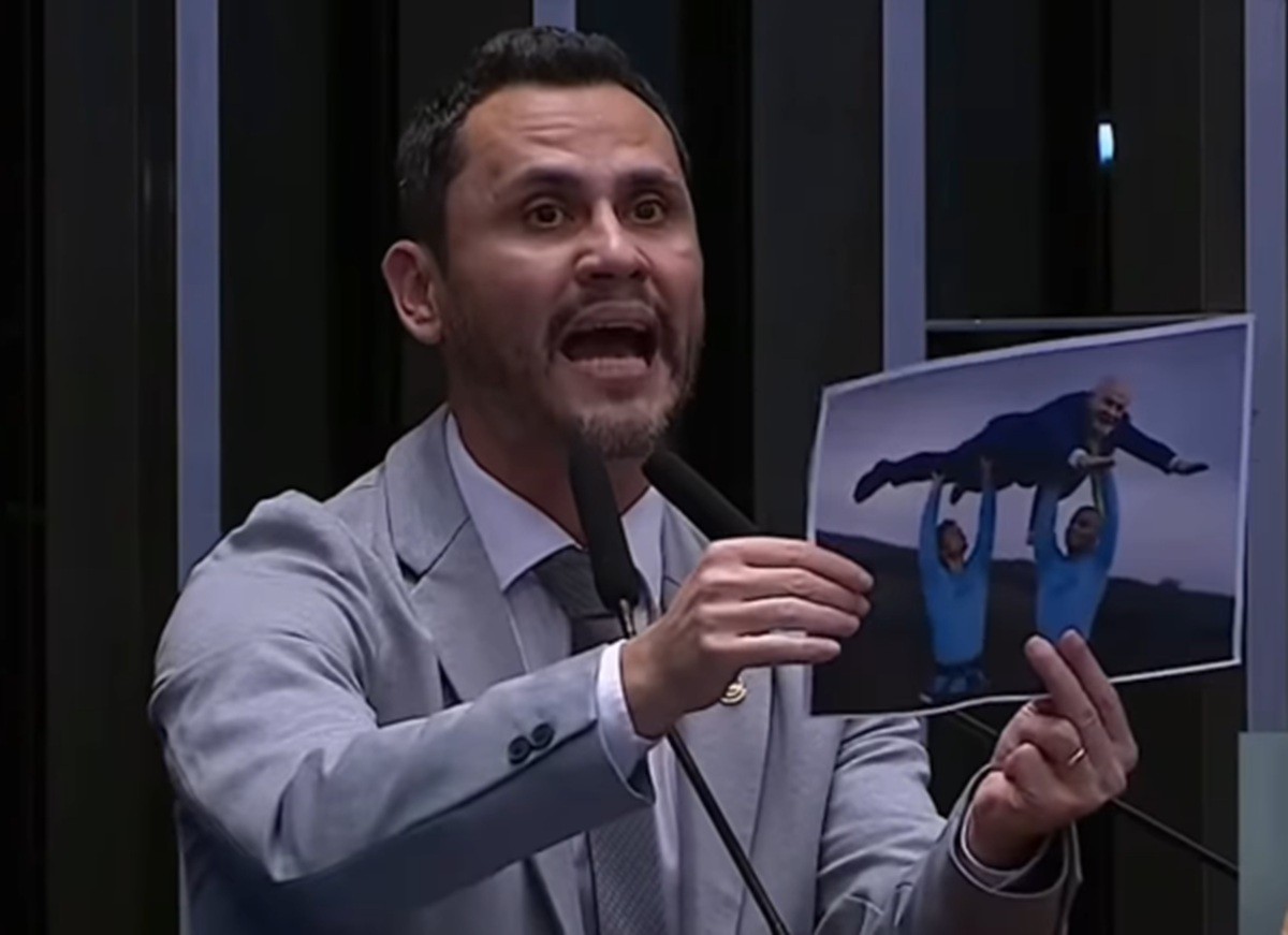 Cleitinho defende Lula contra meme que o mostra sendo arremessado