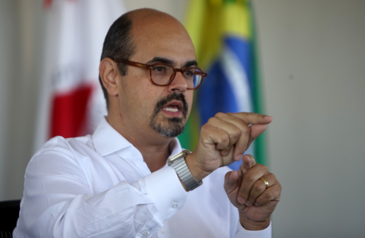 Simões minimiza último lugar em pesquisa e alfineta Cleitinho