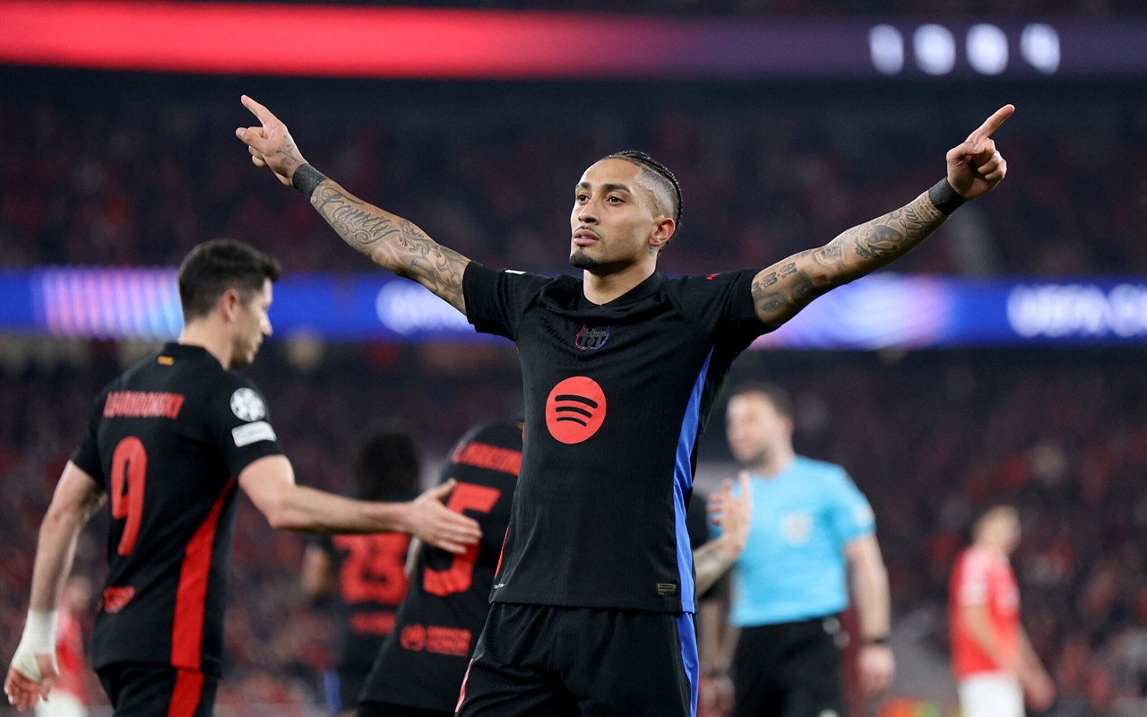 Raphinha é herói, e Barcelona vence Benfica com um a menos na Champions ...
