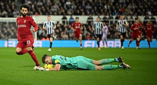 Goleiro cai de cara na bola e acaba expulso em jogo do Liverpool; veja ...