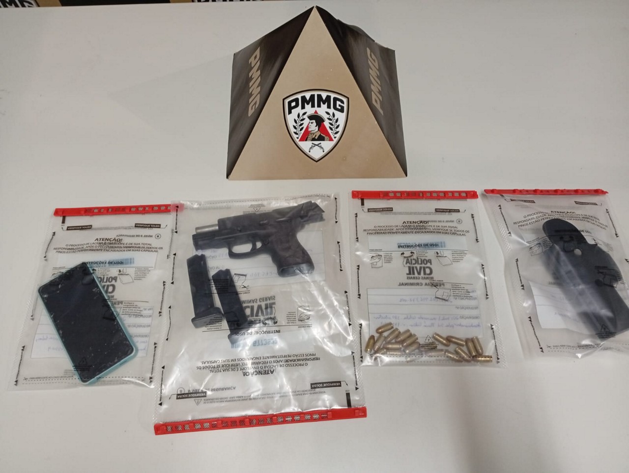 Homem é preso após ameaçar mulher com arma em MG