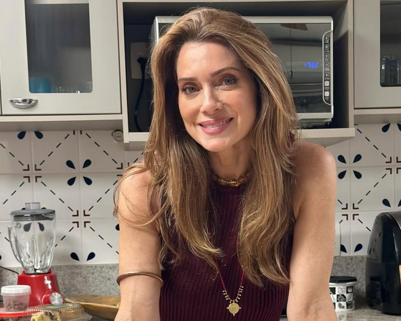 Afastada das novelas, Letícia Spiller surge de biquíni em Portugal