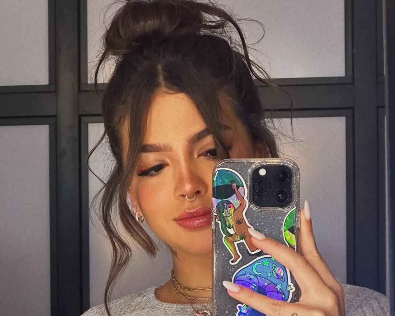 Mel Maia surge de biquíni fio-dental e mostra marquinha em local ousado