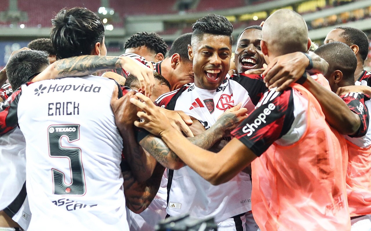 Torcedores do Flamengo se rendem a jogador após vitória contra o Sport ...