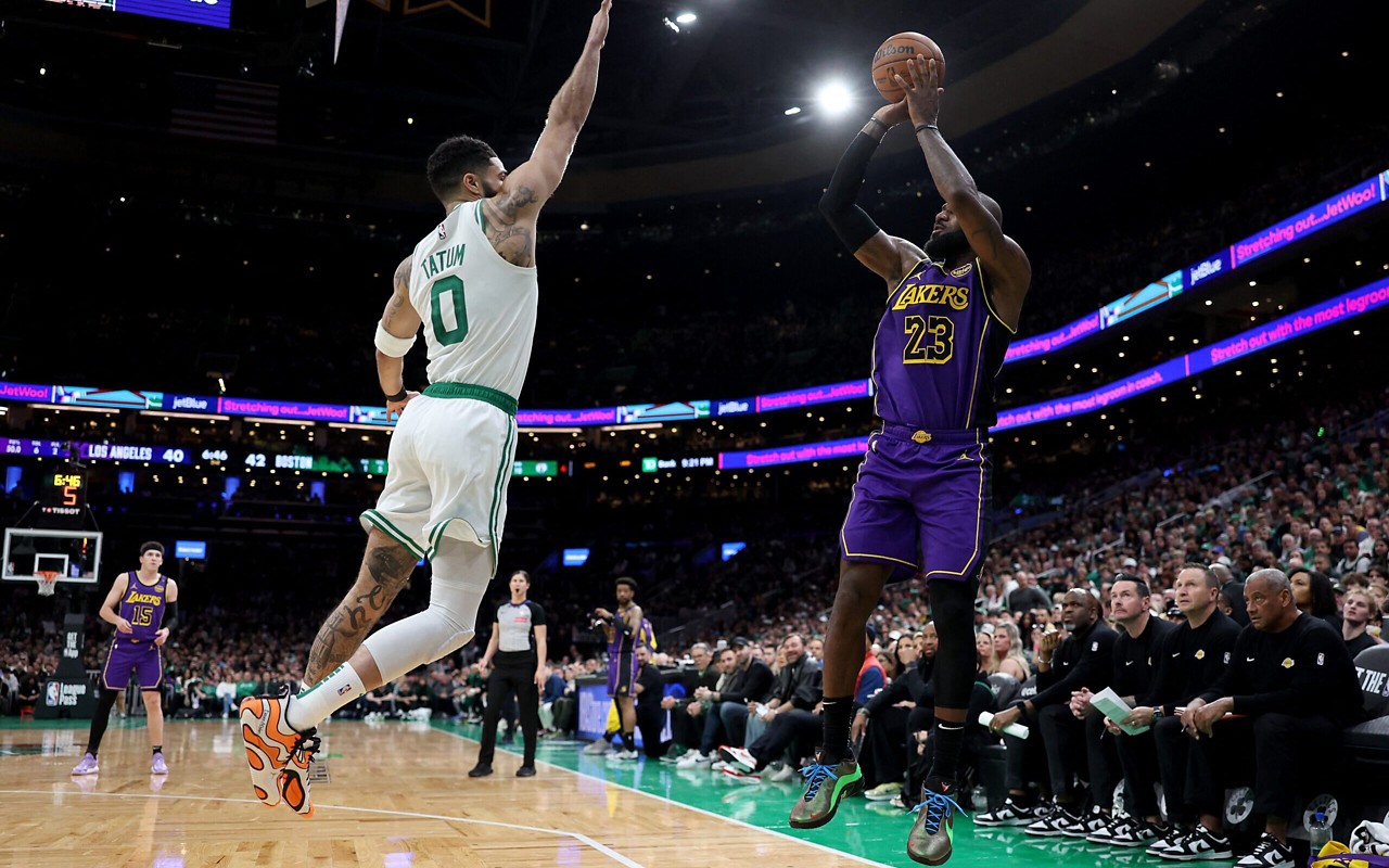 Vale isso? Estrela da NBA faz cesta duvidosa com os pés e vira assunto ...