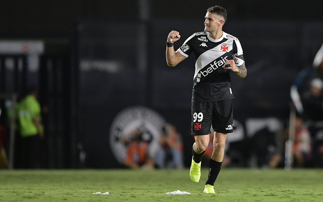 Vasco vira sobre o Santos e estreia com vitória no Brasileirão
