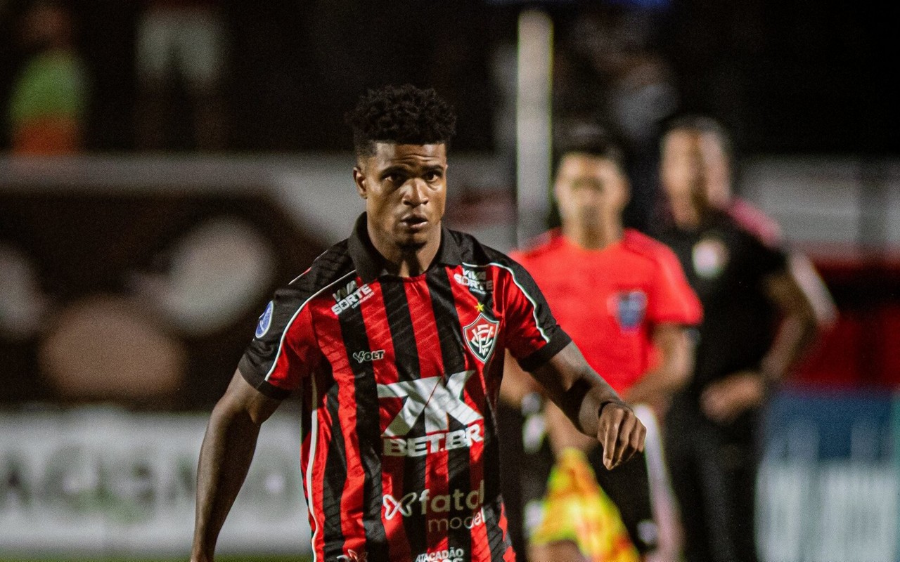 Vitória anuncia renovação do empréstimo de Jamerson, lateral do Coritiba